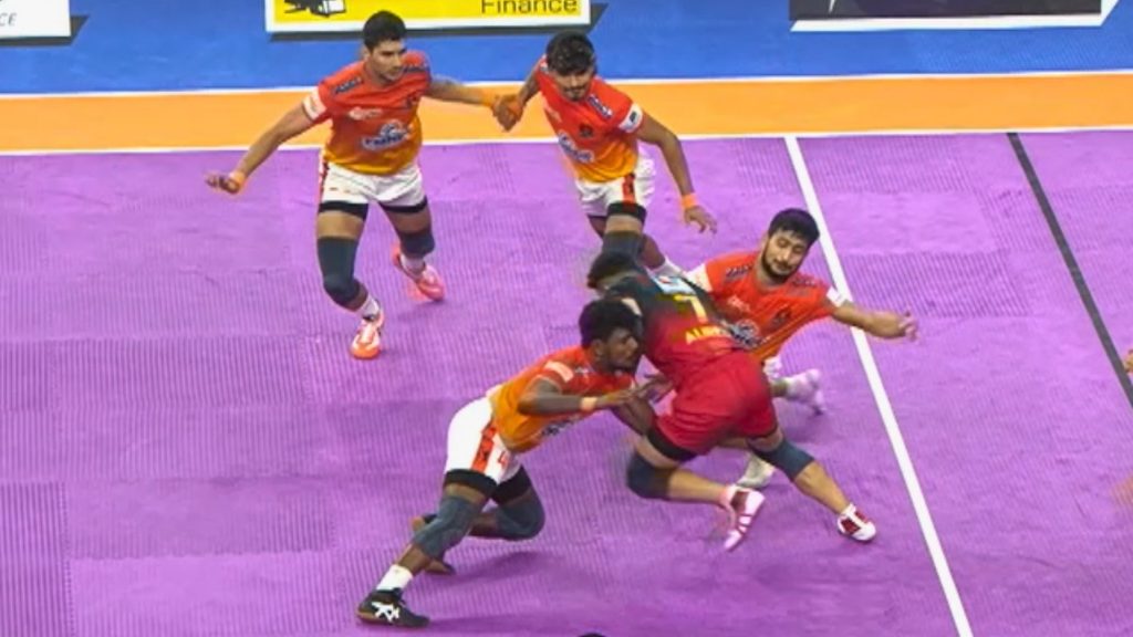 Abinesh Nadarajan's tackle on Bengaluru Bulls’ Alireza Mirzaian ...