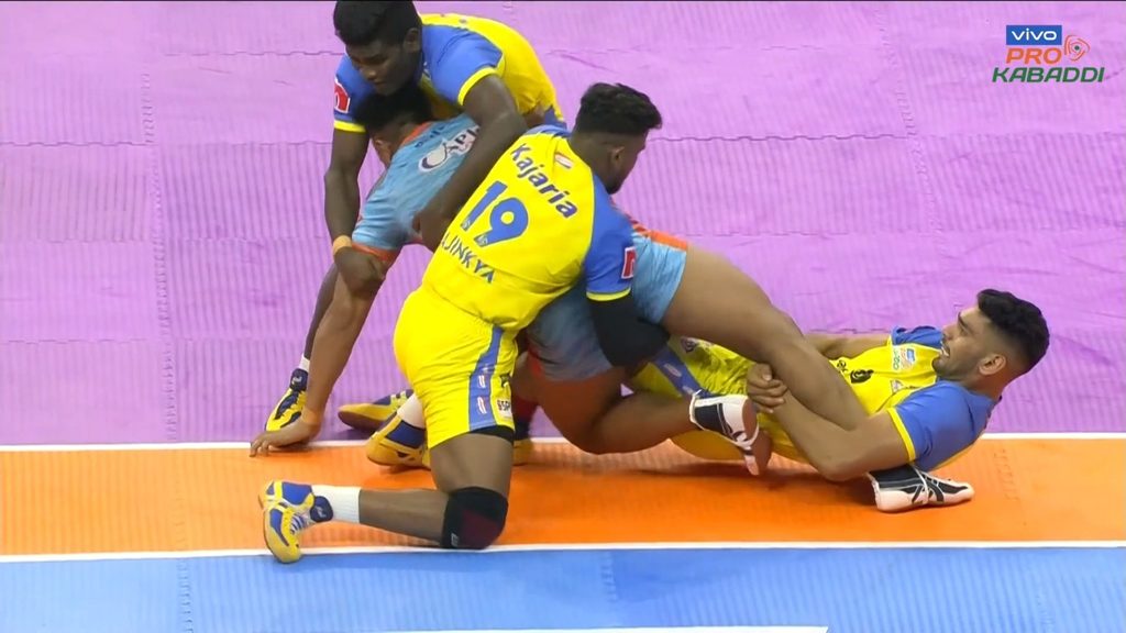 Moment of the Day | Sagar's Super Tackle | November 21 | vivo Pro Kabaddi