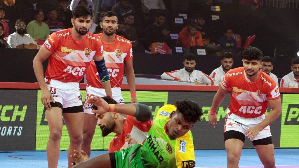 Patna Pirates beat Gujarat Giants 33-30 in match 11 of Pro Kabaddi ...